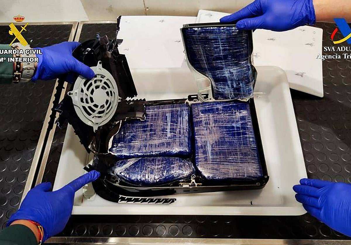 Detenida en el aeropuerto de Loiu una pasajera procedente de Brasil con 2,6 kilos de cocaína ...